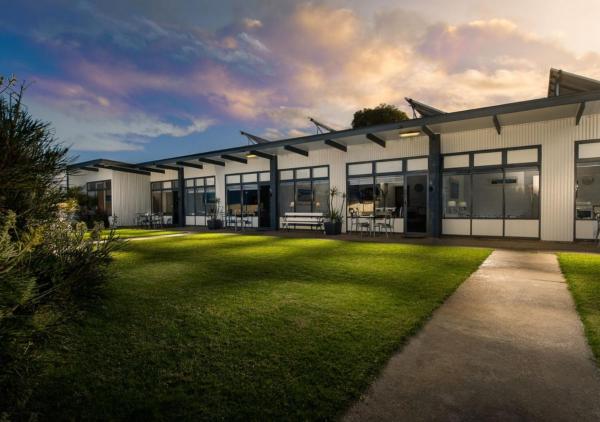 Coastal Breeze Holiday Units - Emu Bay