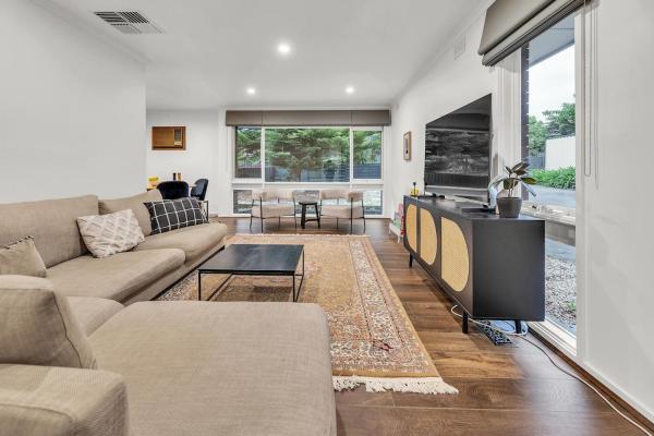 Peaceful 2-bedroom Home With Expansive Backyard - Dandenong