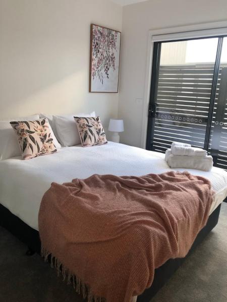 New Airy Neat & Comfy 2 Story-3 Bed 2 Bathgarage - Canberra