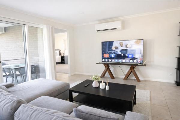 Elegant Home In Park Ridge | Light-filled Living - Gold Coast