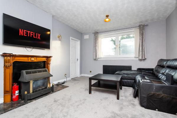 4 Bedroom House - Free Parking - Aberdeen