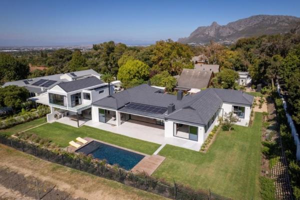 Table Mountain Constantiaberg View - Claremont