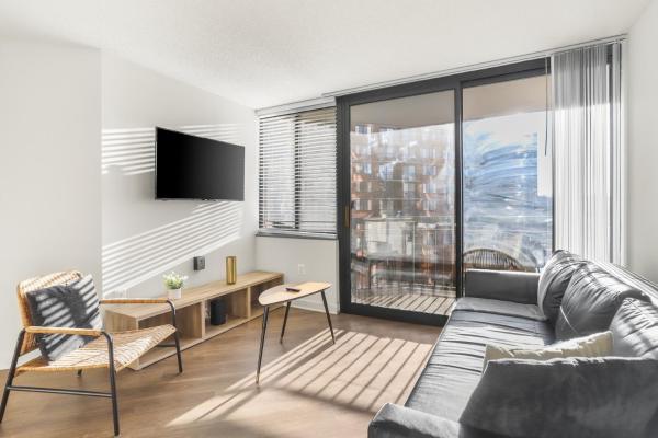 Prime Pentagon City Apt With Rooftop Access - Arlington, VA