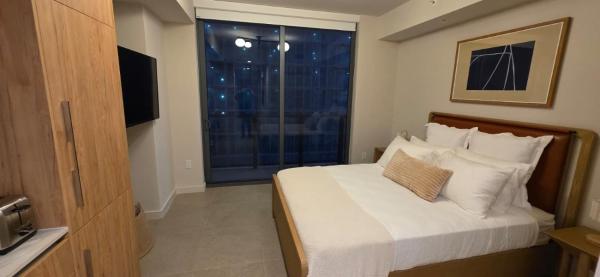 Prime Location Studio Steps From Top Attractions - Hialeah