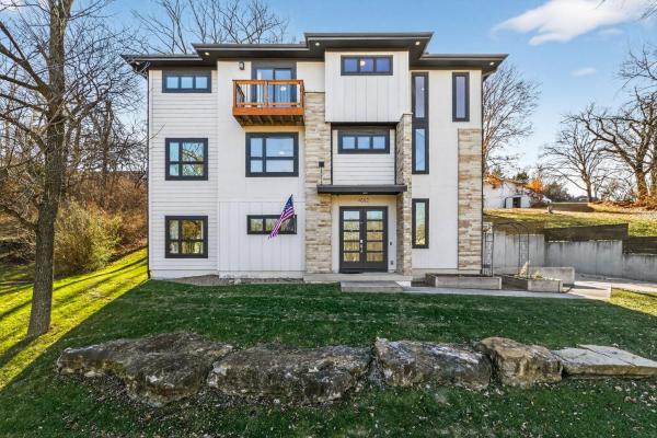 The Hillside Hideaway: Luxury Retreat - Kansas City, MO