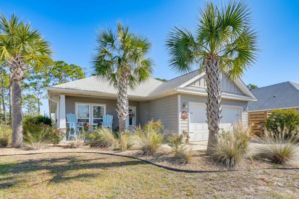 Stroll To Shore Airy Home With Lanai In Port St Joe - Port St. Joe, FL