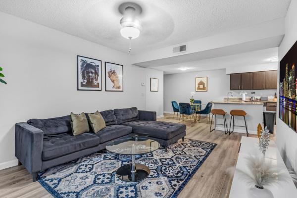 Serene Waterfront 2br Poolside Living In Ftl - Fort Lauderdale