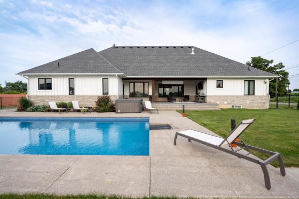 Farmhouse With Pool Hot Tub And Vineyards - Niagara-on-the-Lake