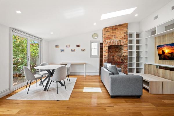 Light-filled House Close To Cafés And Parks In Brunswick - Kensington