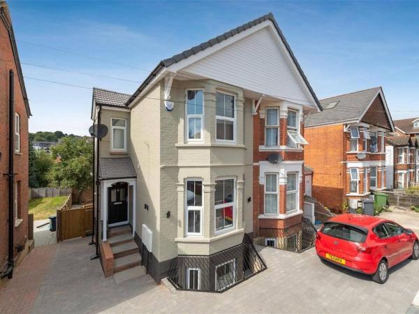 Charming 5 Bedroom Home In High Wycombe Perfect For Families - High Wycombe