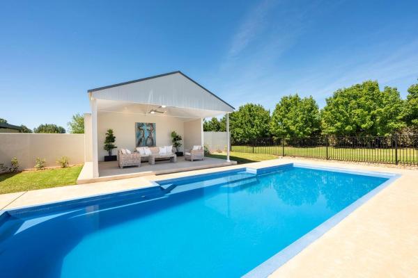 Putta Bucca Manor - Poised Poolside Country Living - Mudgee