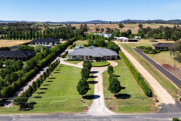 Putta Bucca Manor - Poised Poolside Country Living - Mudgee Airport