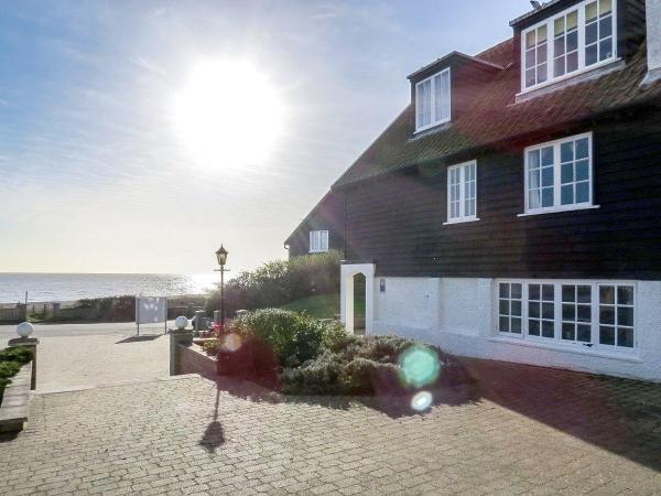 1 Ogilvie Lodge - A Seafront Apartment In Thorpeness - Close To Thorpeness Country Club - Managed By Aldeburgh Coastal Cottages - Saxmundham