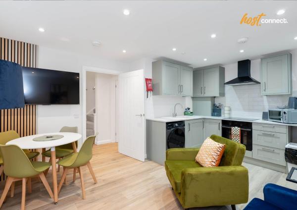 2 Bed Flat In Airdrie I Sleeps 4 I Parking - Moffat