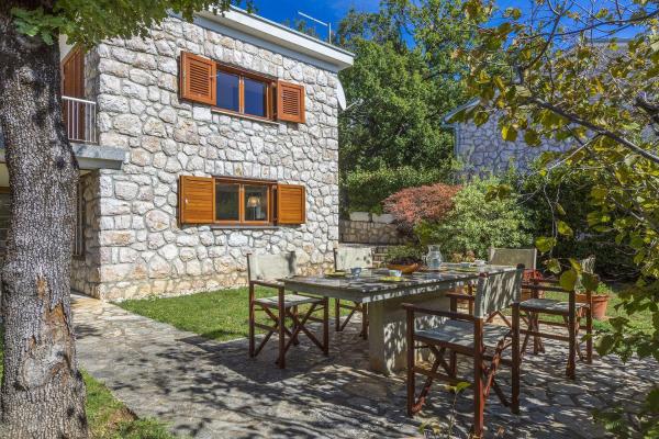 Rustikales Steinhaus Nur 300 Meter Zum Strand Mit 3 Parkplätzen, Meerblick, Garten - Novi Vinodolski