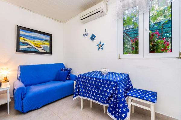Charmantes Studio-apartment Mit Liegestühlen Im Mediterranem Garten - Novi Vinodolski