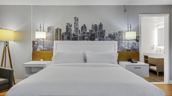 World Of Blue 701 I Beautiful King Hotel Room - Jersey City, NJ