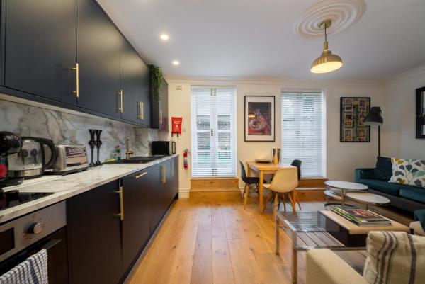 3 Bedroom 2 Bath Serviced Apartment, Hackney & Shoreditch, Sleeps 8 - Central London