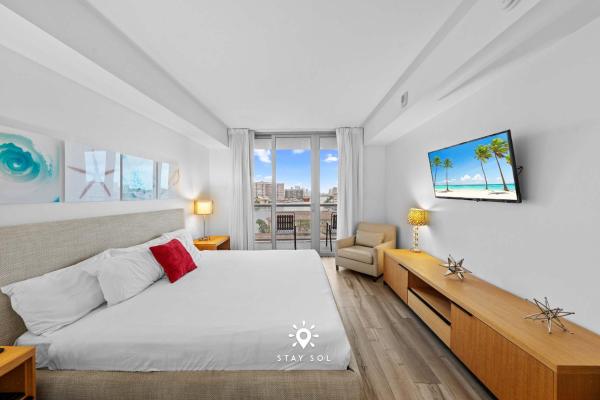 Peaceful Bay View Apartment Near Beach - Hallandale Beach, FL