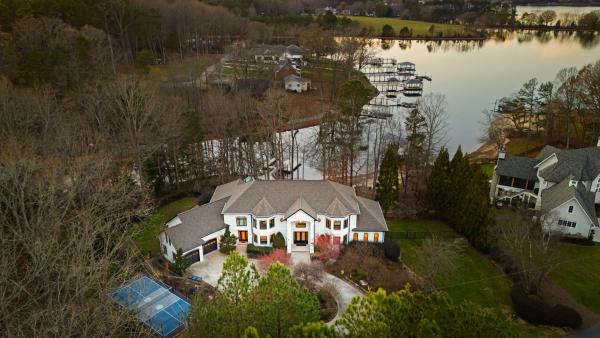 Spacious Lake Norman Home W Tennis Court Firepit Deck Lion Manor By Avantstay - Denver, NC