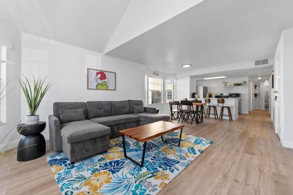 Bright Ground Floor Condo Minutes To Parks - Kissimmee, FL