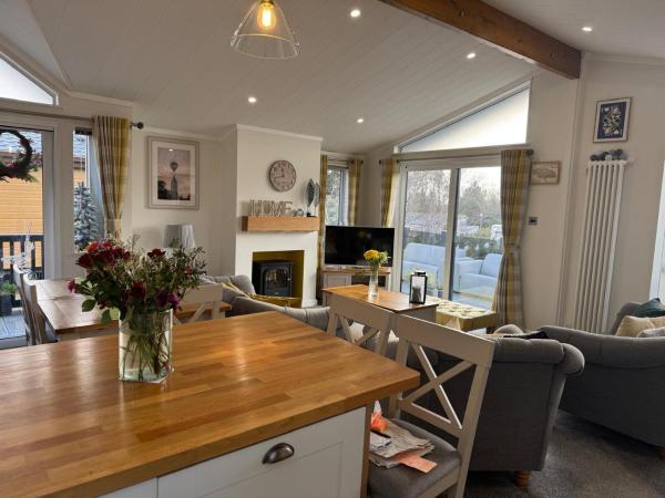 Beautiful Lodge With Decking In Dorset, At Rockley Park Holiday Park Ref 57032cp - Wareham, UK