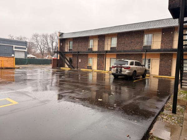 The Queen B Motel, Detroit-warren - Detroit, MI