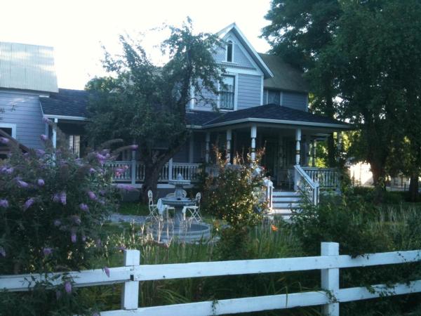 The Loft King Room W/ Full Kitchen In Historic Carriage House Building. - Weaverville, CA