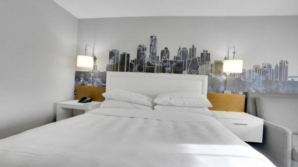 World Of Blue 822 I Beautiful King Hotel Room - Jersey City, NJ