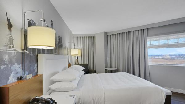 World Of Blue 902 I Beautiful King Hotel Room - Union City, NJ