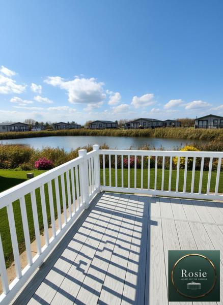 Rosie Luxury Hot Tub Caravan - Theluxurycaravan - Lincolnshire