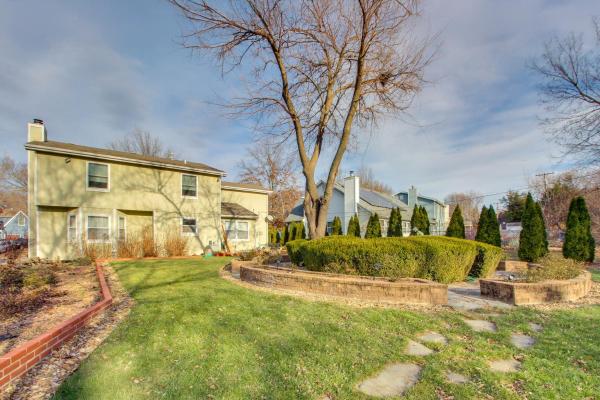 2 Mi To Ku Campus: Group Getaway W/ Patio & Garden - Lawrence, KS