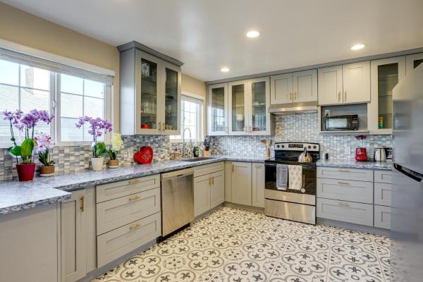 Easy Sf Access! Spacious Family Home With Yard - Daly City