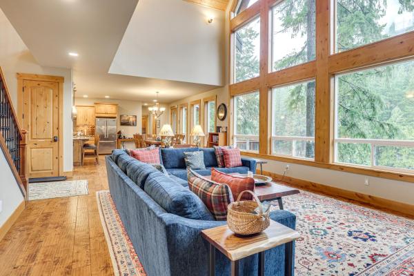 Luxe Riverside Retreat! 5,000-sq-ft Cascades Cabin - Leavenworth, WA