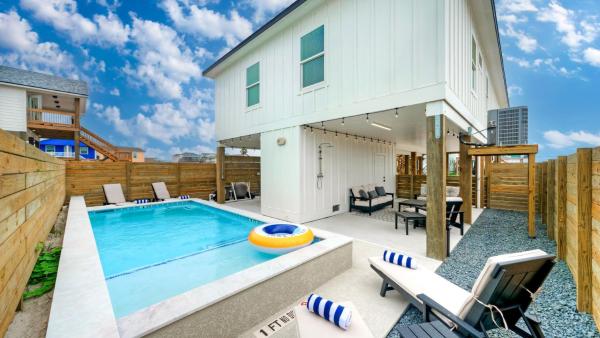 Sleeps 24 2 Homes Priv Pool Swing Bar Patio Lounge Near Nature Preserve - Port Aransas, TX