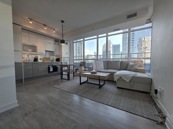 One Bedroom Luxury Downtown Toronto Condo, Free Parking, Entertainment District - Toronto