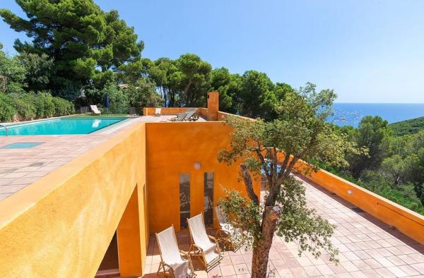 Large Vacation Home In Sa Tuna, 6 Bedrooms - Aigua Blava