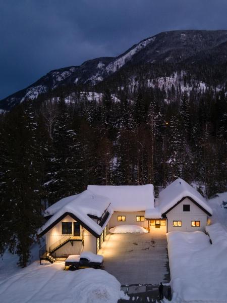Revelstoke Modern Farmhouse - Revelstoke