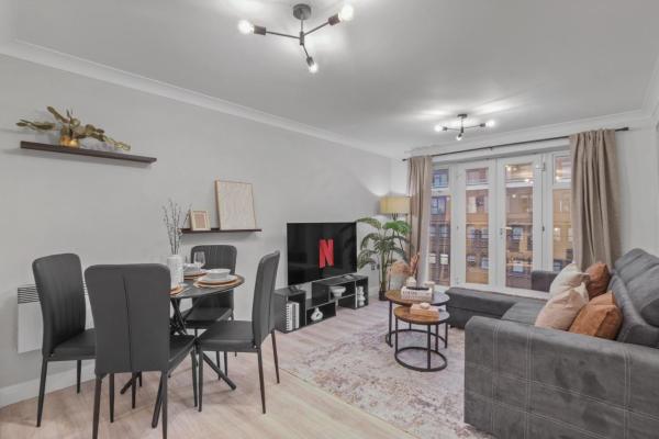 Modern 2 Bed Apartment, Secure Parking, Central - Hemel Hempstead