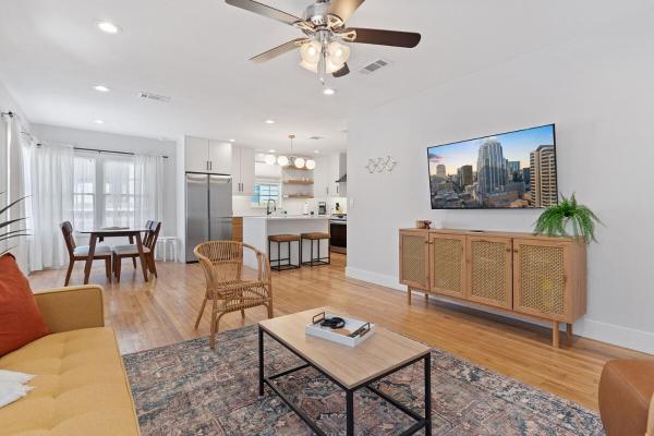 Bright Renovated Atx Home With Yard And Cowboy Pool - Austin, TX