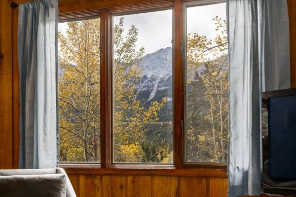 Eagles Nest Chalet With Private Deck Near Banff - Canmore