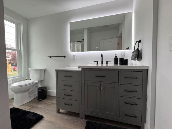 32- Litchfield County- Sleeps 10 - Bristol, CT