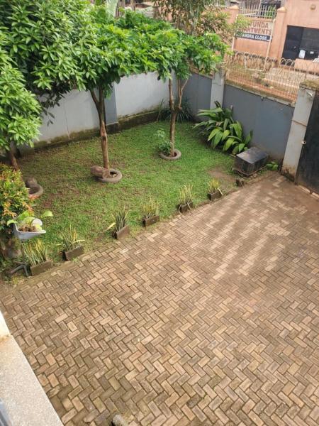 Margo Stays - カンパラ