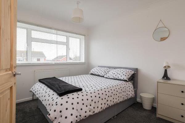 Cosy 3br Home In Leighton Buzzard Parking Sleeps 5 Walk To Town & Train Near Rushmere Country Park & Leighton Buzzard Railway Perfect For Families & Work Stays - ダンステブル