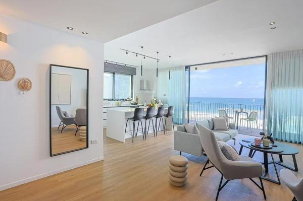 Apartment Overlooks The Sea From Almost Every Window ! - Tel Aviv