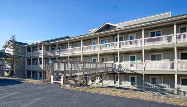 Summit 301a Three Bedroom, 2 Bath, Western Views, Large Deck - Snowshoe, WV