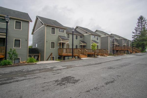 Powderidge 60: Slope Side, Fireplace, Spacious Deck - Snowshoe, WV