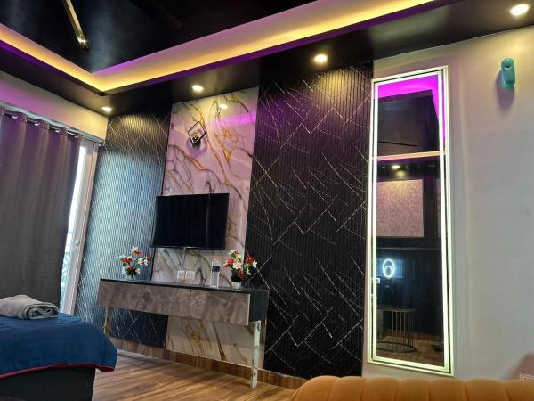 Modern Studio Stay At Pureaura Staycation, Greater Noida - Ghaziabad