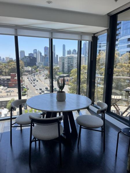 Light-filled Apartment With City Views, Office & Parking - Melbourne