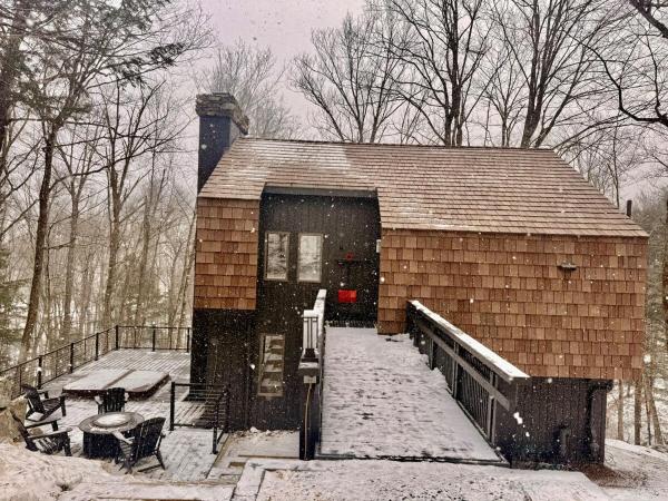 Hot Tub & Firepit Near Ski Resorts & Cozy Modern Cabin - Woodstock, VT